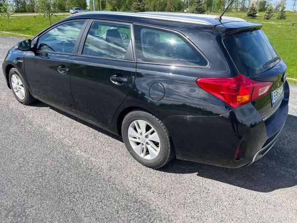 Black Toyota Auris 2013 in Tallinn, with an engine capacity of 1.80 L and mileage of 334 thousand km for 5790 €, photo 5 on AUTOMOTO.COM.LV