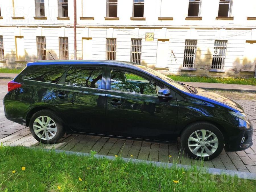 Melns Toyota Auris 2013 Daugavpils, ar dzinēja tilpumu 1.40 L un nobraukumu 303 tūkst. km par 5400 €, foto 3 vietnē AUTOMOTO.COM.LV