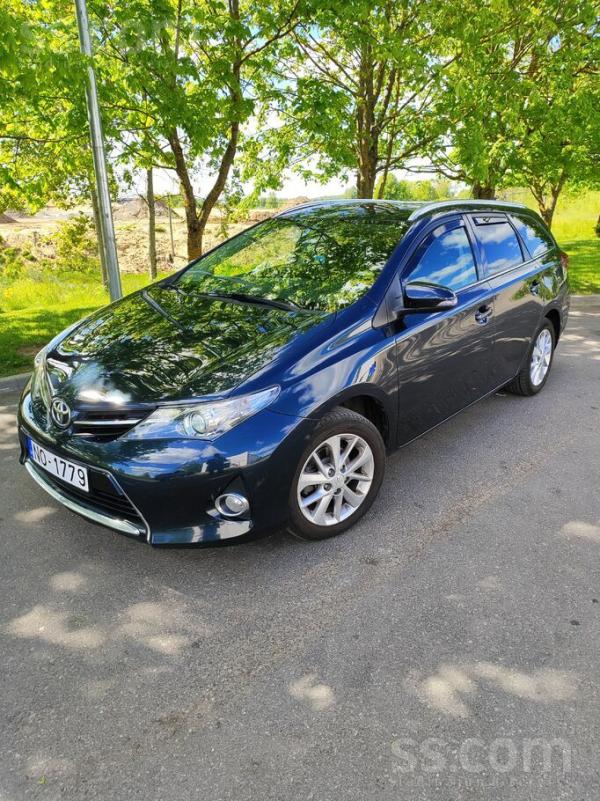 Melns Toyota Auris 2013 Daugavpils, ar dzinēja tilpumu 1.40 L un nobraukumu 303 tūkst. km par 5400 €, foto 1 vietnē AUTOMOTO.COM.LV