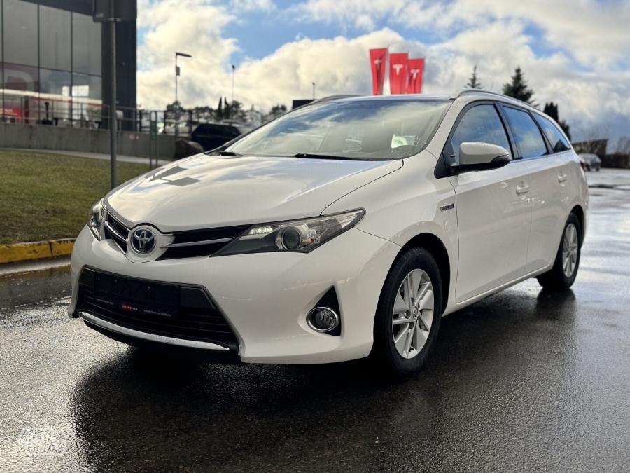 Melns Toyota Auris 2014 Viļņa, ar dzinēja tilpumu 1.80 L un nobraukumu 211 tūkst. km par 8950 €, foto 1 vietnē AUTOMOTO.COM.LV
