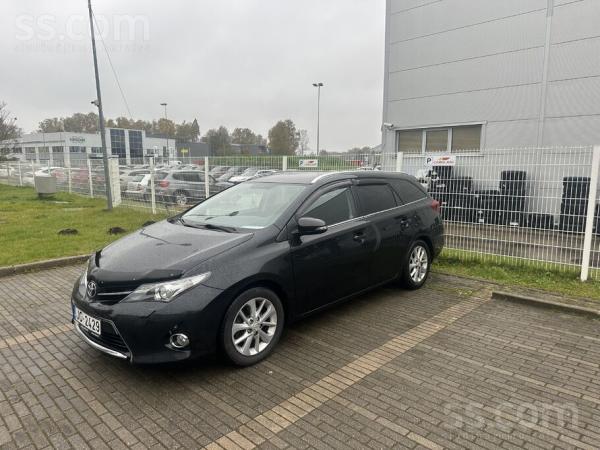 Black Toyota Auris 2014 in Riga, with an engine capacity of 1.60 L and mileage of 183 thousand km for 8150 €, photo 1 on AUTOMOTO.COM.LV