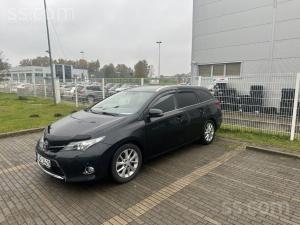 Melns Toyota Auris 2014 Rīga, ar dzinēja tilpumu 1.60 L un nobraukumu 183 tūkst. km par 8150 €, foto  vietnē AUTOMOTO.COM.LV