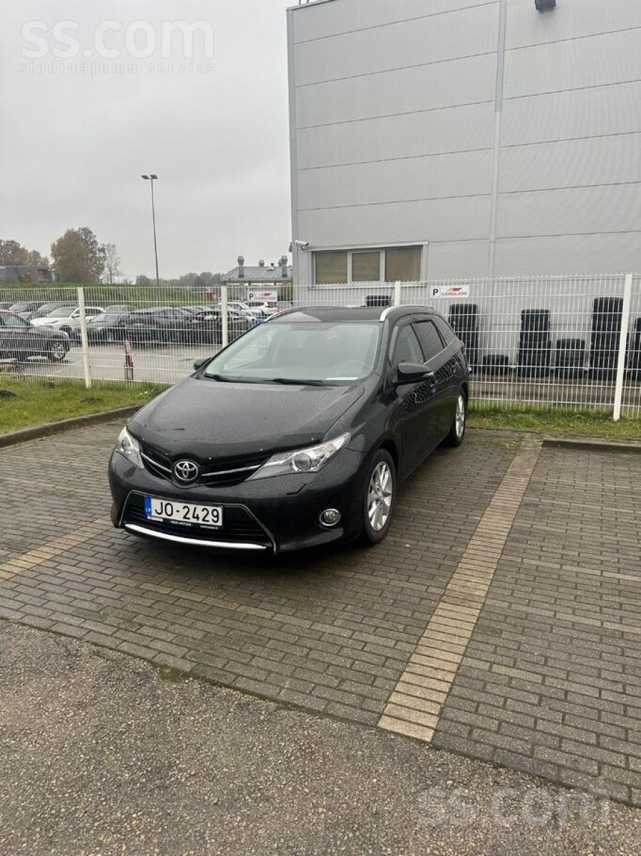 Black Toyota Auris 2014 in Riga, with an engine capacity of 1.60 L and mileage of 183 thousand km for 8150 €, photo 2 on AUTOMOTO.COM.LV