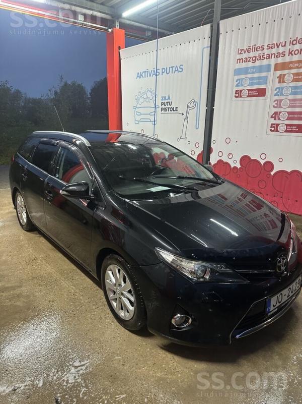 Black Toyota Auris 2014 in Riga, with an engine capacity of 1.60 L and mileage of 183 thousand km for 8150 €, photo 4 on AUTOMOTO.COM.LV
