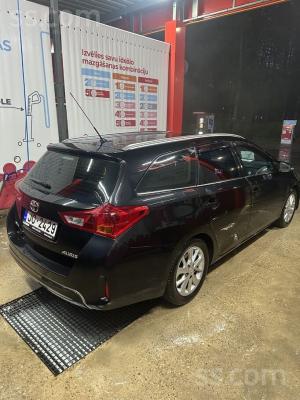 Black Toyota Auris 2014 in Riga, with an engine capacity of 1.60 L and mileage of 183 thousand km for 8150 €, photo 5 on AUTOMOTO.COM.LV