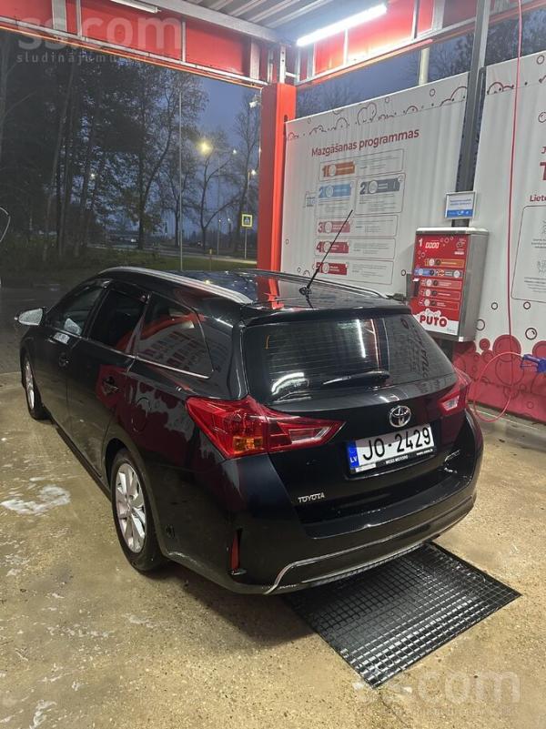 Black Toyota Auris 2014 in Riga, with an engine capacity of 1.60 L and mileage of 183 thousand km for 8150 €, photo 6 on AUTOMOTO.COM.LV
