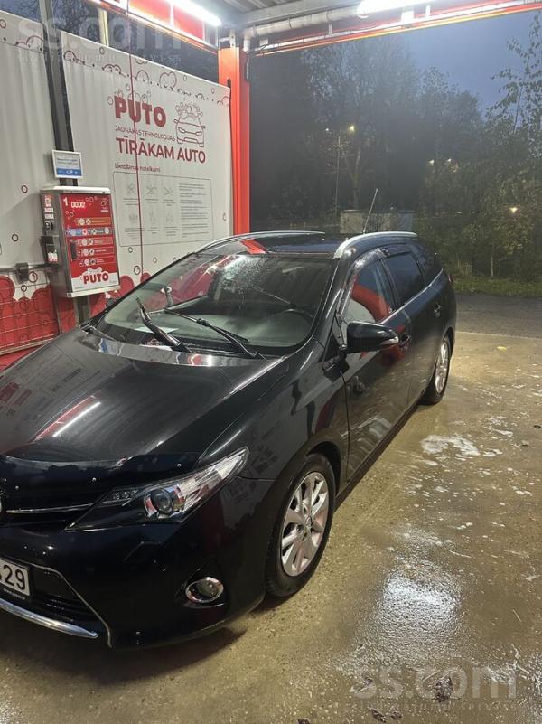 Black Toyota Auris 2014 in Riga, with an engine capacity of 1.60 L and mileage of 183 thousand km for 8150 €, photo 7 on AUTOMOTO.COM.LV