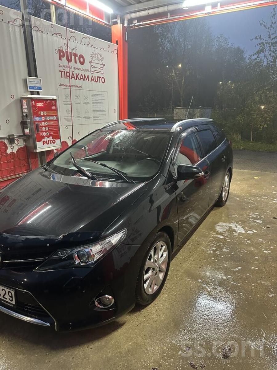 Black Toyota Auris 2014 in Riga, with an engine capacity of 1.60 L and mileage of 183 thousand km for 8150 €, photo 7 on AUTOMOTO.COM.LV