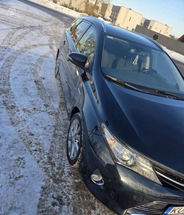 Black Toyota Auris 2014 in Vilnius, with an engine capacity of 1.80 L and mileage of 141 thousand km for 9500 €, photo 7 on AUTOMOTO.COM.LV