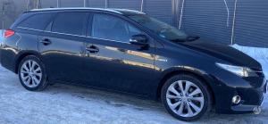 Black Toyota Auris 2014 in Vilnius, with an engine capacity of 1.80 L and mileage of 220 thousand km for 8999 €, photo 3 on AUTOMOTO.COM.LV