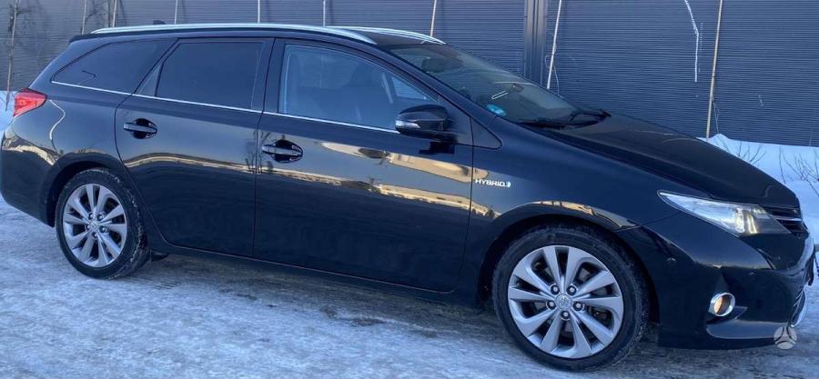 Black Toyota Auris 2014 in Vilnius, with an engine capacity of 1.80 L and mileage of 220 thousand km for 8999 €, photo 3 on AUTOMOTO.COM.LV