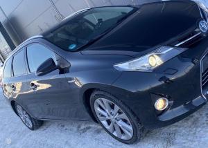 Black Toyota Auris 2014 in Vilnius, with an engine capacity of 1.80 L and mileage of 220 thousand km for 8999 €, photo 4 on AUTOMOTO.COM.LV