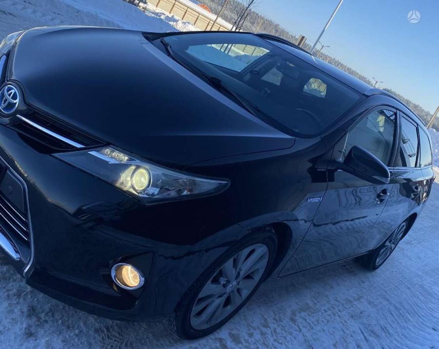 Black Toyota Auris 2014 in Vilnius, with an engine capacity of 1.80 L and mileage of 220 thousand km for 8999 €, photo 5 on AUTOMOTO.COM.LV