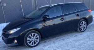 Black Toyota Auris 2014 in Vilnius, with an engine capacity of 1.80 L and mileage of 220 thousand km for 8999 €, photo 6 on AUTOMOTO.COM.LV