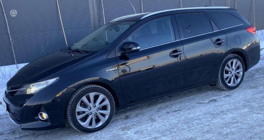 Black Toyota Auris 2014 in Vilnius, with an engine capacity of 1.80 L and mileage of 220 thousand km for 8999 €, photo 6 on AUTOMOTO.COM.LV