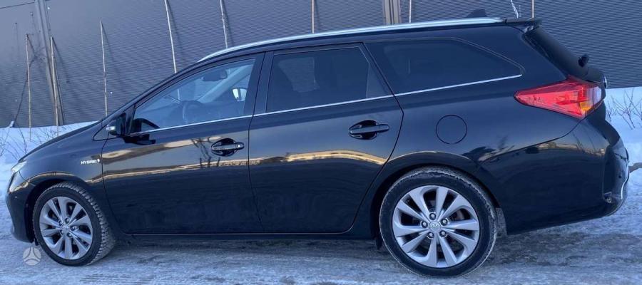 Black Toyota Auris 2014 in Vilnius, with an engine capacity of 1.80 L and mileage of 220 thousand km for 8999 €, photo 7 on AUTOMOTO.COM.LV