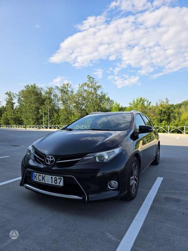Black Toyota Auris 2014 in Klaipeda, with an engine capacity of 2.00 L and mileage of 280 thousand km for 5900 €, photo 1 on AUTOMOTO.COM.LV