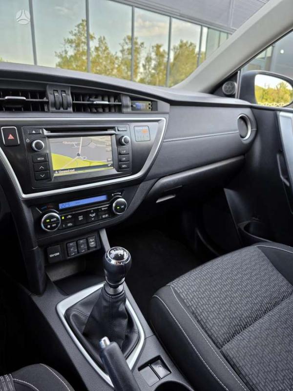 Black Toyota Auris 2014 in Klaipeda, with an engine capacity of 2.00 L and mileage of 280 thousand km for 5900 €, photo 8 on AUTOMOTO.COM.LV