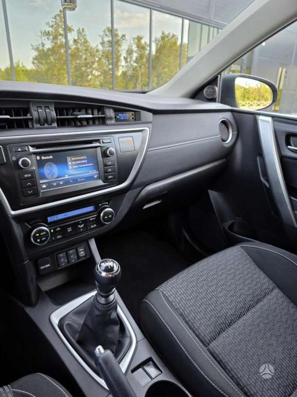 Black Toyota Auris 2014 in Klaipeda, with an engine capacity of 2.00 L and mileage of 280 thousand km for 5900 €, photo 9 on AUTOMOTO.COM.LV