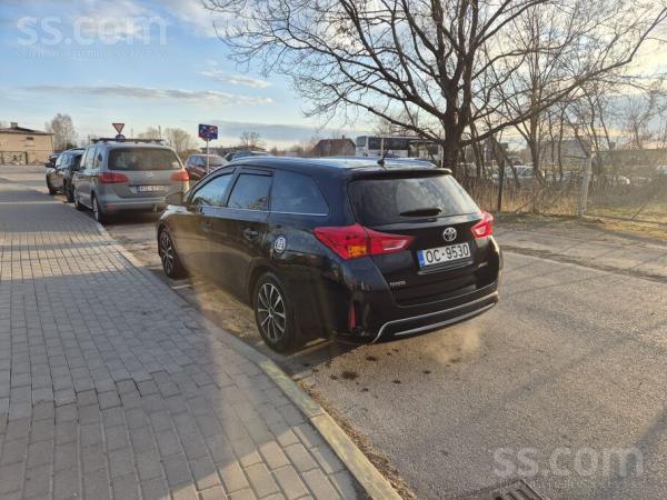 Melns Toyota Auris 2014 Rīga, ar dzinēja tilpumu 1.60 L un nobraukumu 118 tūkst. km par 8300 €, foto 4 vietnē AUTOMOTO.COM.LV