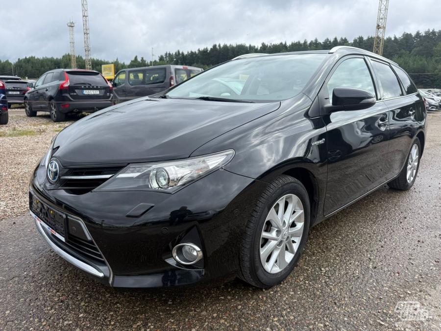 Black Toyota Auris 2014 in Vilnius, with an engine capacity of 1.80 L and mileage of 235 thousand km for 9850 €, photo 1 on AUTOMOTO.COM.LV