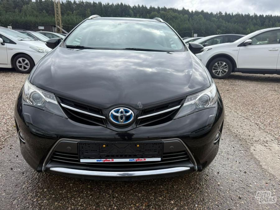 Black Toyota Auris 2014 in Vilnius, with an engine capacity of 1.80 L and mileage of 235 thousand km for 9850 €, photo 3 on AUTOMOTO.COM.LV