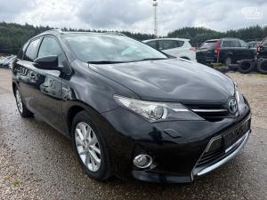 Black Toyota Auris 2014 in Vilnius, with an engine capacity of 1.80 L and mileage of 235 thousand km for 9850 €, photo 6 on AUTOMOTO.COM.LV