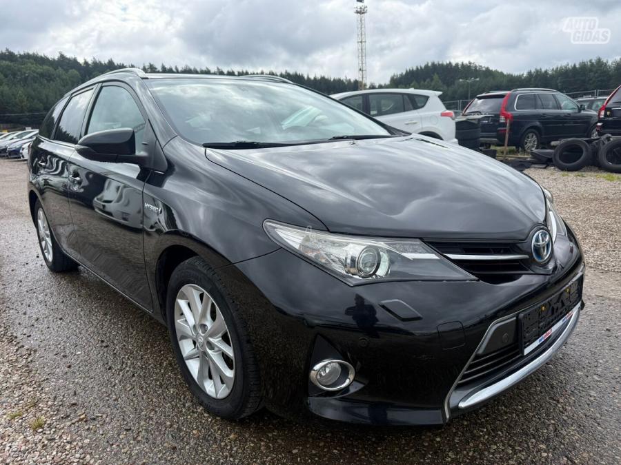 Black Toyota Auris 2014 in Vilnius, with an engine capacity of 1.80 L and mileage of 235 thousand km for 9850 €, photo 6 on AUTOMOTO.COM.LV