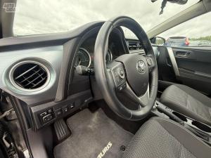 Black Toyota Auris 2014 in Vilnius, with an engine capacity of 1.80 L and mileage of 235 thousand km for 9850 €, photo 10 on AUTOMOTO.COM.LV