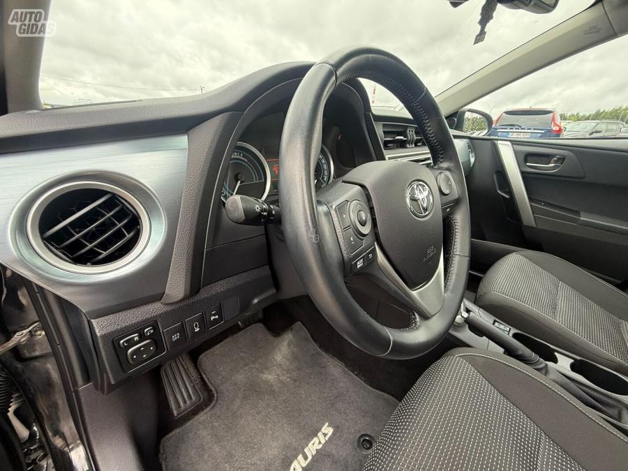 Black Toyota Auris 2014 in Vilnius, with an engine capacity of 1.80 L and mileage of 235 thousand km for 9850 €, photo 10 on AUTOMOTO.COM.LV