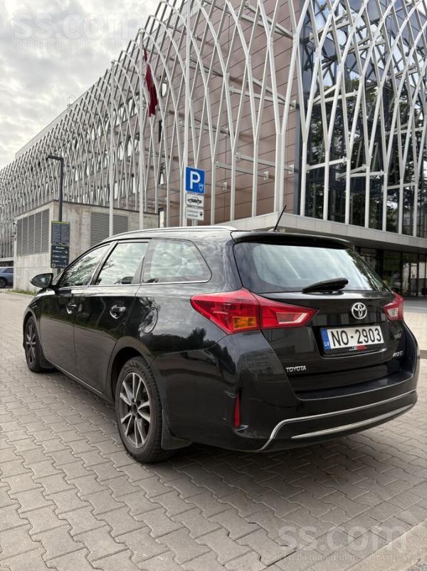 Melns Toyota Auris 2014 Rīga, ar dzinēja tilpumu 1.60 L un nobraukumu 460 tūkst. km par 5000 €, foto 3 vietnē AUTOMOTO.COM.LV