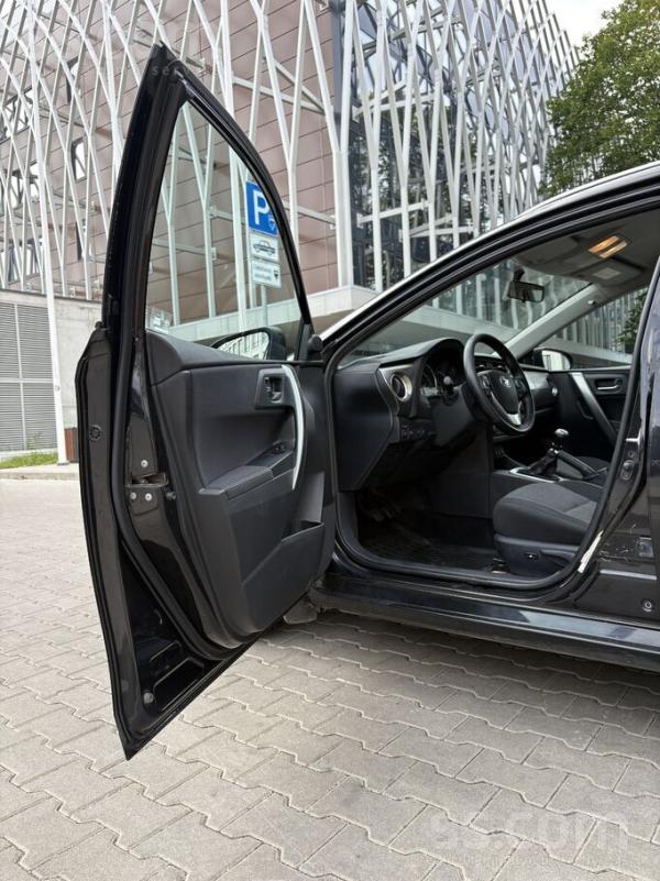 Melns Toyota Auris 2014 Rīga, ar dzinēja tilpumu 1.60 L un nobraukumu 460 tūkst. km par 5000 €, foto 11 vietnē AUTOMOTO.COM.LV
