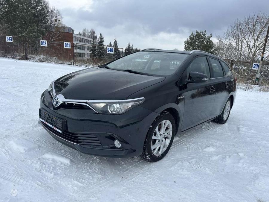 Melns Toyota Auris 2015 Alīta, ar dzinēja tilpumu 1.80 L un nobraukumu 270 tūkst. km par 8795 €, foto 1 vietnē AUTOMOTO.COM.LV