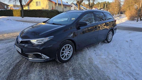 Melns Toyota Auris 2015 Alīta, ar dzinēja tilpumu 1.60 L un nobraukumu 232 tūkst. km par 5550 €, foto 1 vietnē AUTOMOTO.COM.LV