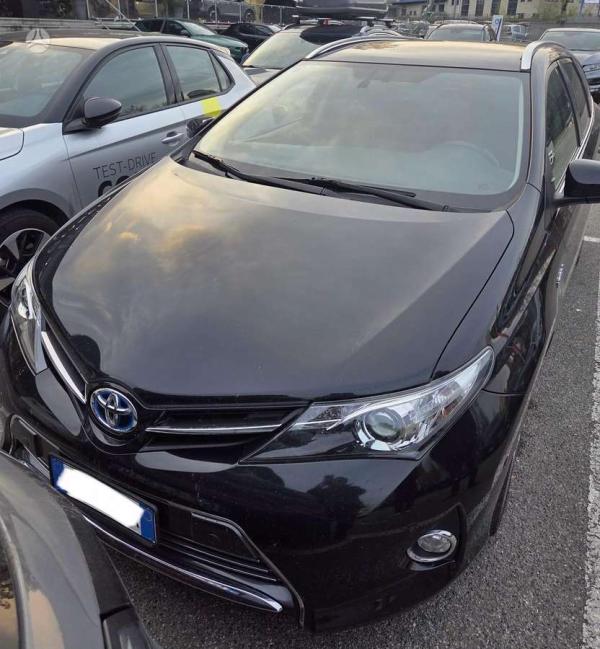 Black Toyota Auris 2015 in Vilnius, with an engine capacity of 1.80 L and mileage of 134 thousand km for 11999 €, photo 1 on AUTOMOTO.COM.LV