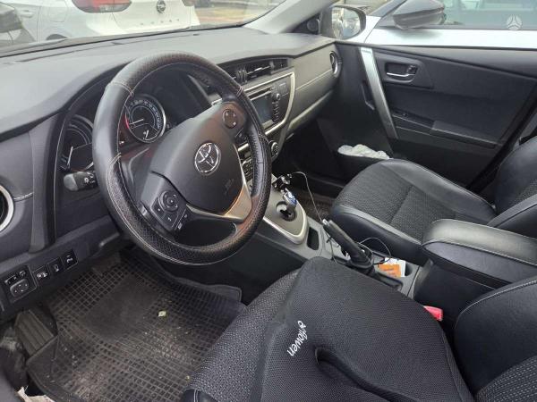 Black Toyota Auris 2015 in Vilnius, with an engine capacity of 1.80 L and mileage of 134 thousand km for 11999 €, photo 6 on AUTOMOTO.COM.LV
