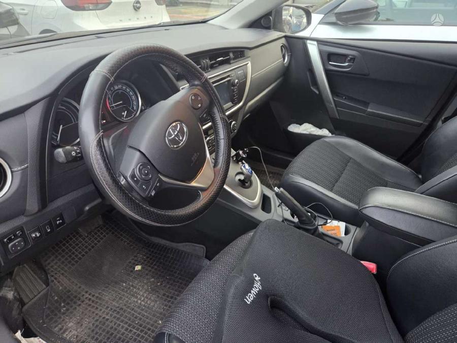 Melns Toyota Auris 2015 Viļņa, ar dzinēja tilpumu 1.80 L un nobraukumu 134 tūkst. km par 11999 €, foto 6 vietnē AUTOMOTO.COM.LV