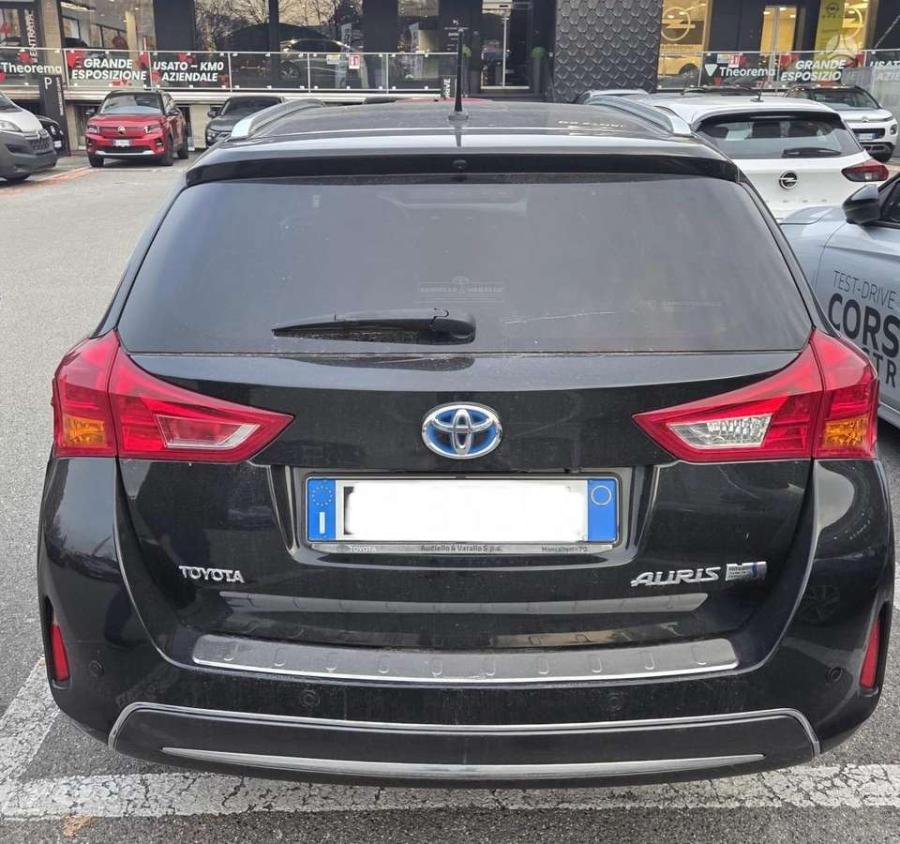 Black Toyota Auris 2015 in Vilnius, with an engine capacity of 1.80 L and mileage of 134 thousand km for 11999 €, photo 3 on AUTOMOTO.COM.LV