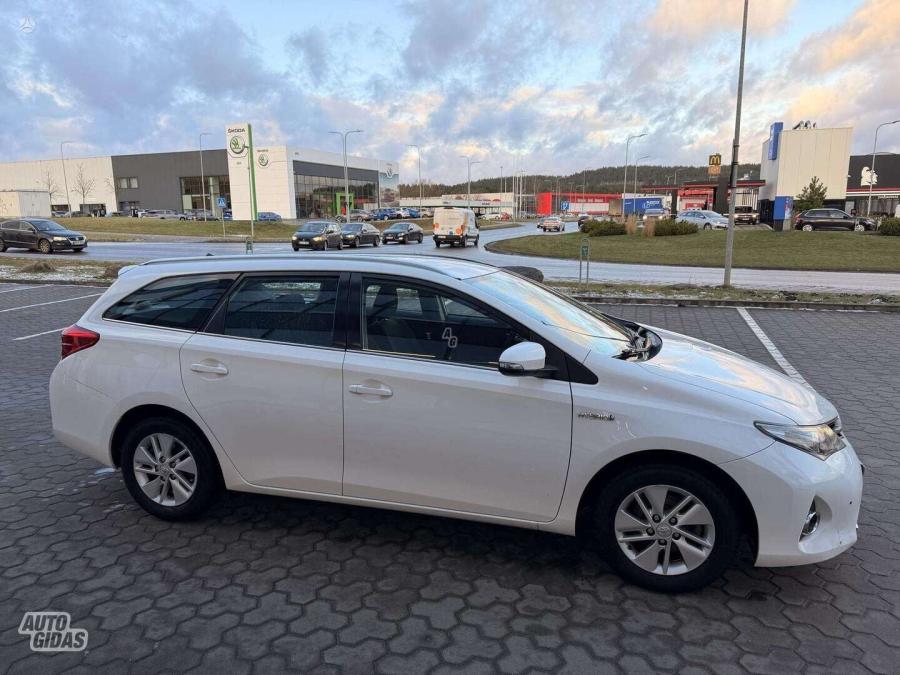 Black Toyota Auris 2015 in Vilnius, with an engine capacity of 1.80 L and mileage of 207 thousand km for 8650 €, photo 5 on AUTOMOTO.COM.LV