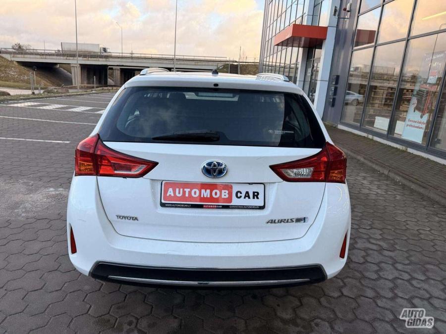 Black Toyota Auris 2015 in Vilnius, with an engine capacity of 1.80 L and mileage of 207 thousand km for 8650 €, photo 7 on AUTOMOTO.COM.LV