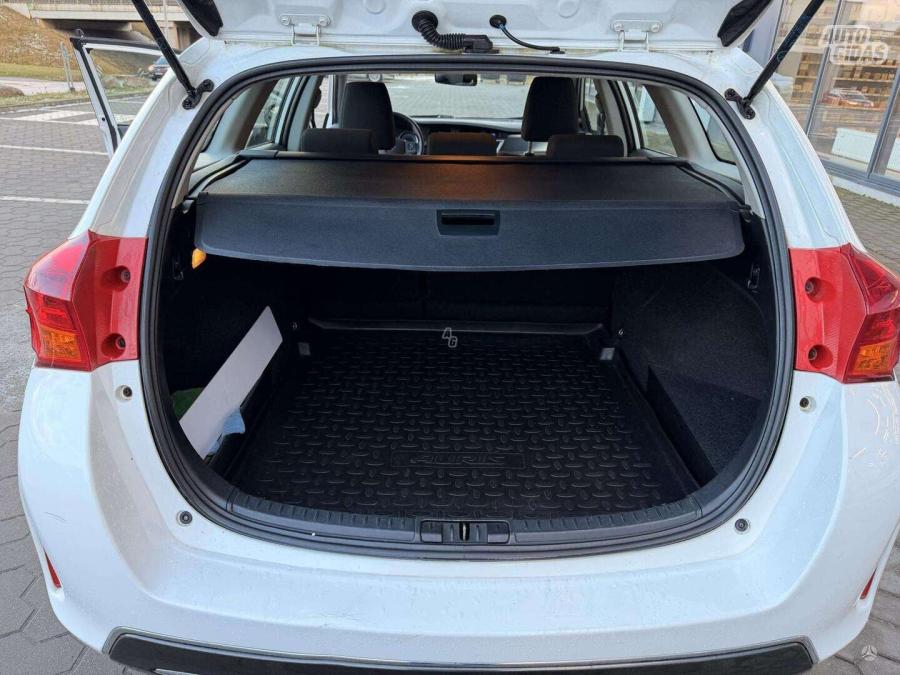 Black Toyota Auris 2015 in Vilnius, with an engine capacity of 1.80 L and mileage of 207 thousand km for 8650 €, photo 16 on AUTOMOTO.COM.LV