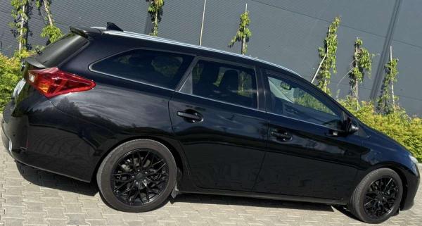 Black Toyota Auris 2015 in Vilnius, with an engine capacity of 1.80 L and mileage of 250 thousand km for 8990 €, photo 1 on AUTOMOTO.COM.LV