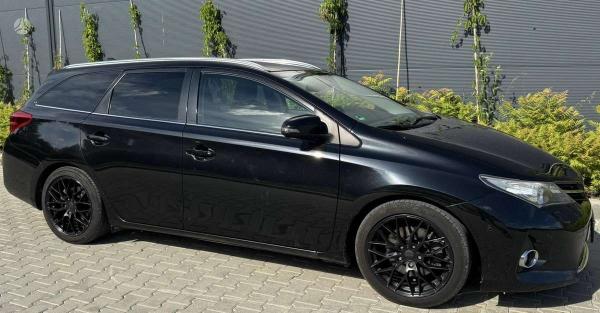 Black Toyota Auris 2015 in Vilnius, with an engine capacity of 1.80 L and mileage of 250 thousand km for 8990 €, photo 2 on AUTOMOTO.COM.LV