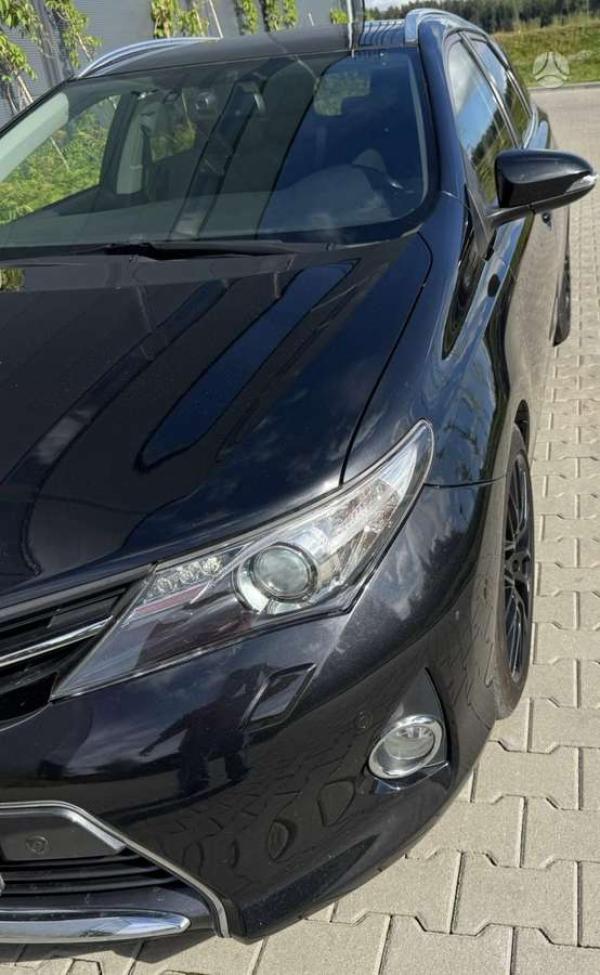 Black Toyota Auris 2015 in Vilnius, with an engine capacity of 1.80 L and mileage of 250 thousand km for 8990 €, photo 4 on AUTOMOTO.COM.LV