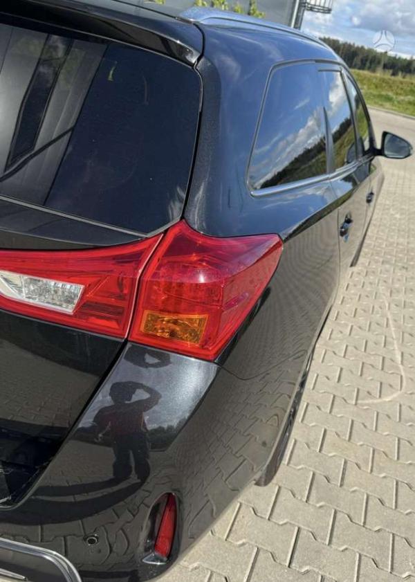 Black Toyota Auris 2015 in Vilnius, with an engine capacity of 1.80 L and mileage of 250 thousand km for 8990 €, photo 7 on AUTOMOTO.COM.LV