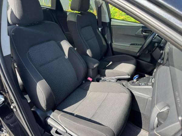 Black Toyota Auris 2015 in Vilnius, with an engine capacity of 1.80 L and mileage of 250 thousand km for 8990 €, photo 8 on AUTOMOTO.COM.LV