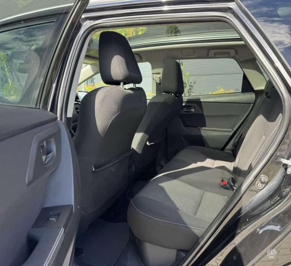 Black Toyota Auris 2015 in Vilnius, with an engine capacity of 1.80 L and mileage of 250 thousand km for 8990 €, photo 9 on AUTOMOTO.COM.LV