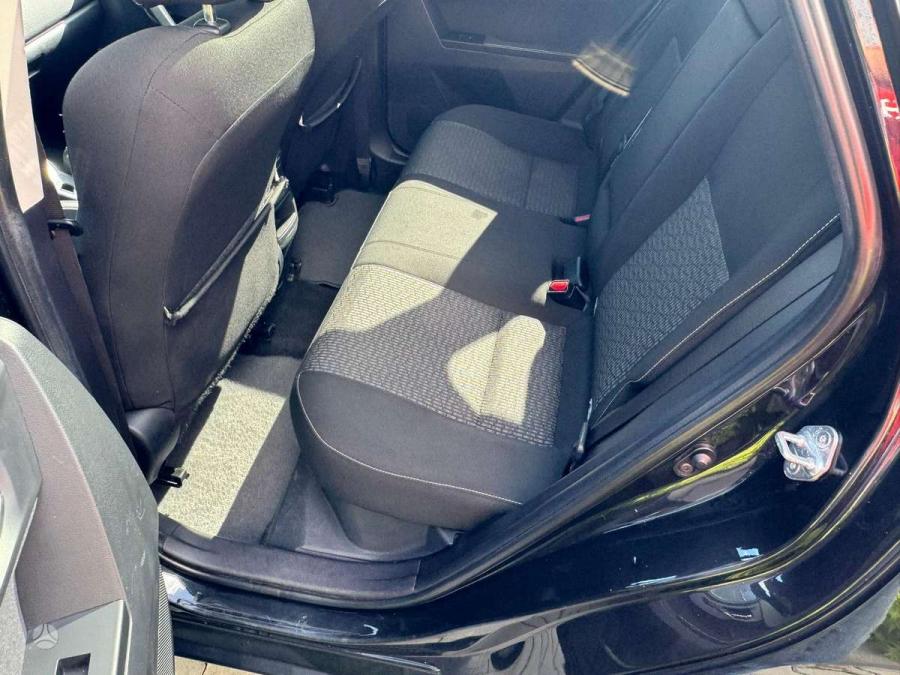 Melns Toyota Auris 2015 Viļņa, ar dzinēja tilpumu 1.80 L un nobraukumu 250 tūkst. km par 8990 €, foto 12 vietnē AUTOMOTO.COM.LV