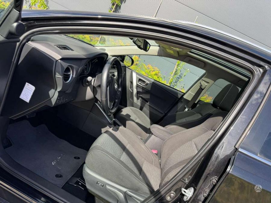 Melns Toyota Auris 2015 Viļņa, ar dzinēja tilpumu 1.80 L un nobraukumu 250 tūkst. km par 8990 €, foto 13 vietnē AUTOMOTO.COM.LV