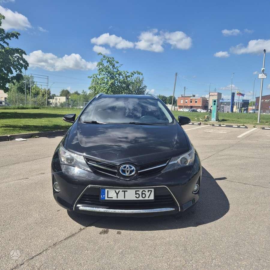 Black Toyota Auris 2015 in Kaunas, with an engine capacity of 1.80 L and mileage of 217 thousand km for 8100 €, photo 3 on AUTOMOTO.COM.LV